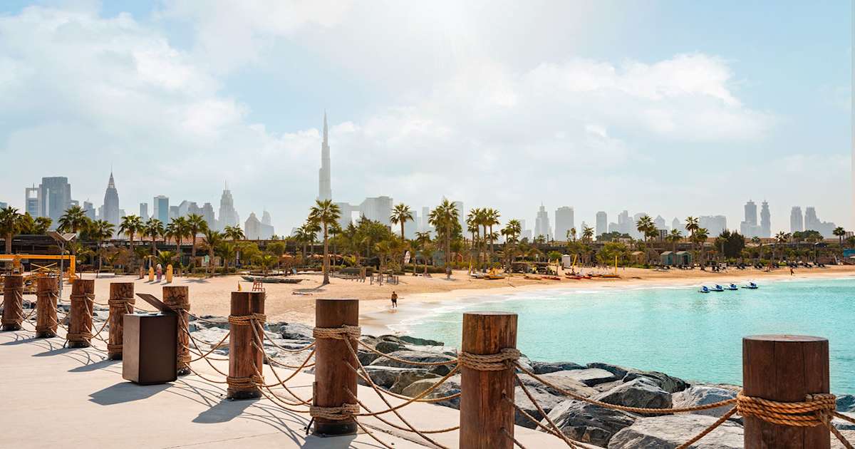 Rejser til La Mer Beach med Spies